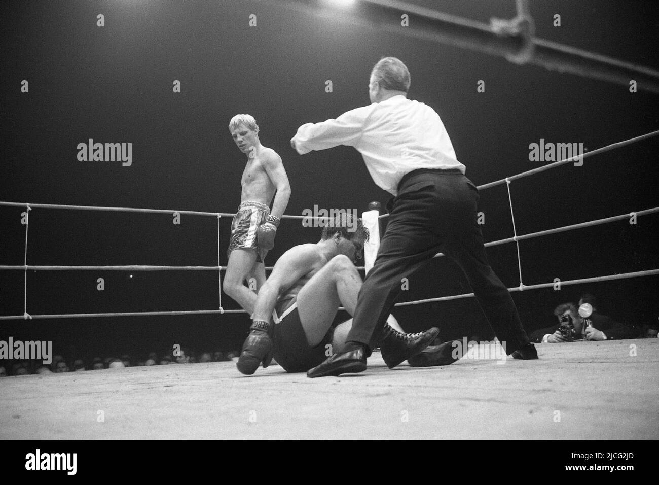Norbert GRUPE, Allemagne, boxe, a abattu Paul KRAUS, frappé, l'arbitre ...