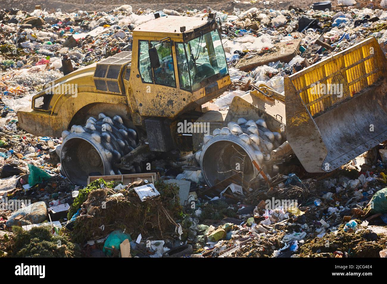 Les machines lourdes déchiquetent les déchets dans une décharge à ciel ...