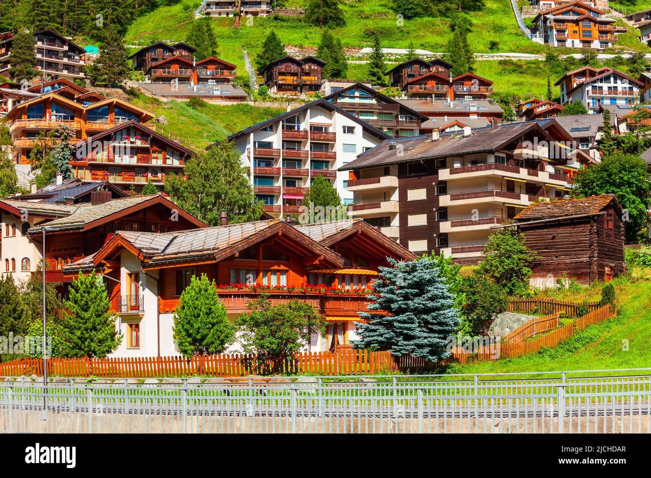 Maisons traditionnelles locales dans le centre ville de Zermatt dans le ... Maisons traditionnelles locales dans le centre ville de Zermatt dans le ...