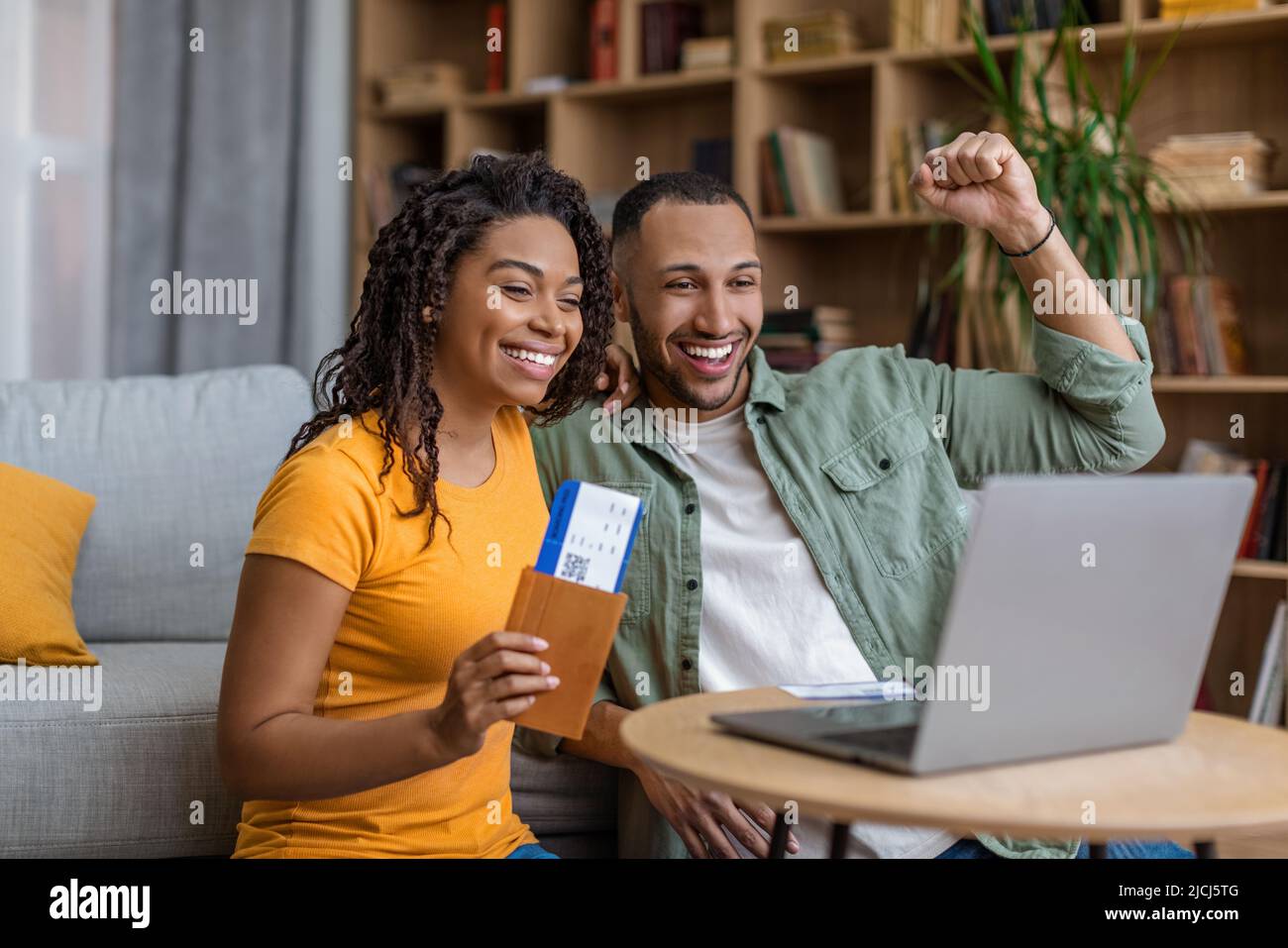 Un couple afro-américain enthousiaste qui planifie un voyage après la ...