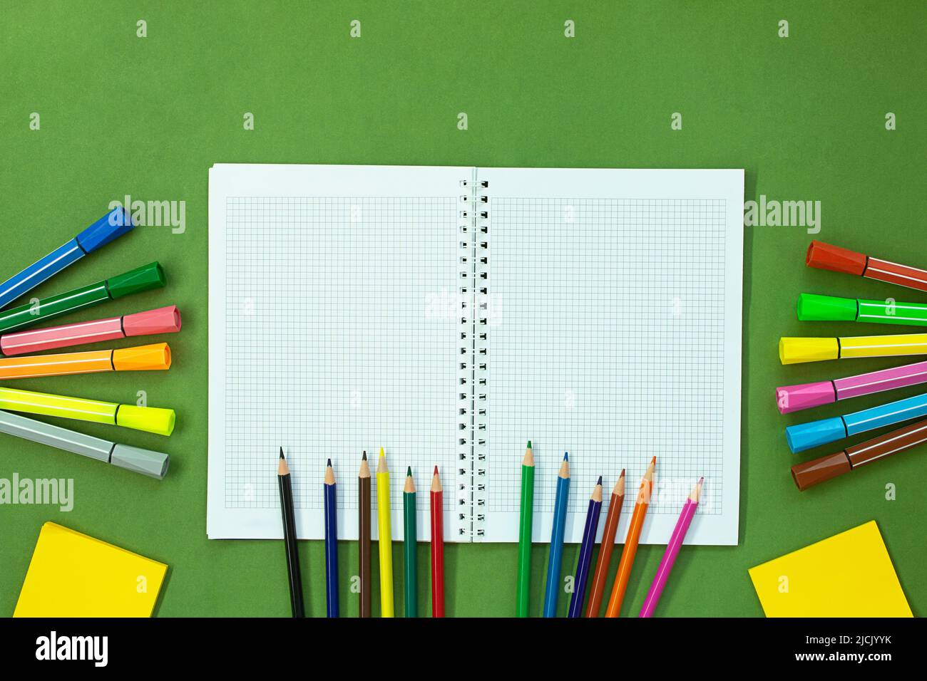 Stylos feutres, crayons de couleur et note pour le dessin. Papier à ...