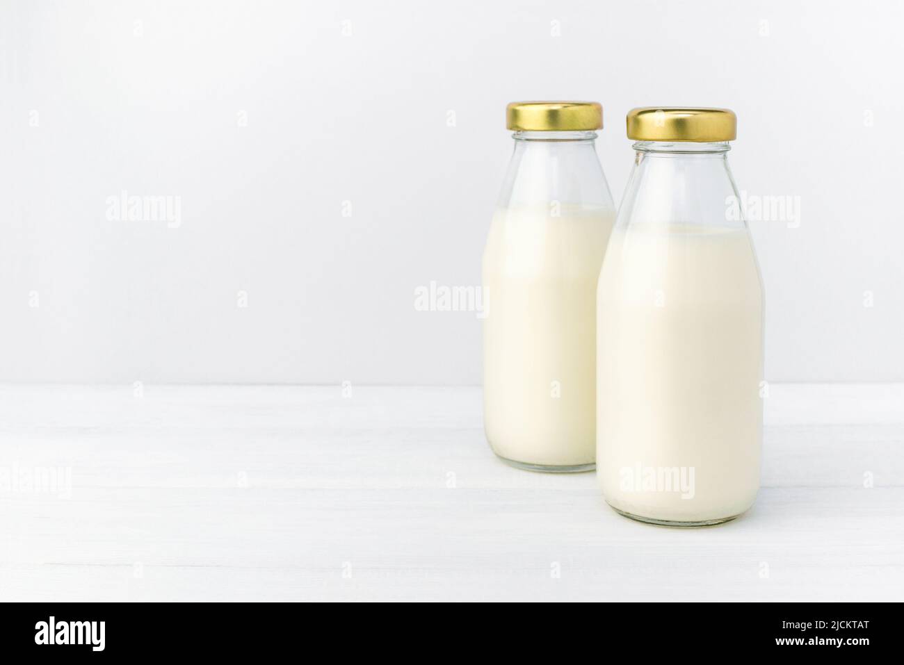 Bouteilles de lait sur fond blanc Banque de photographies et d’images à ...