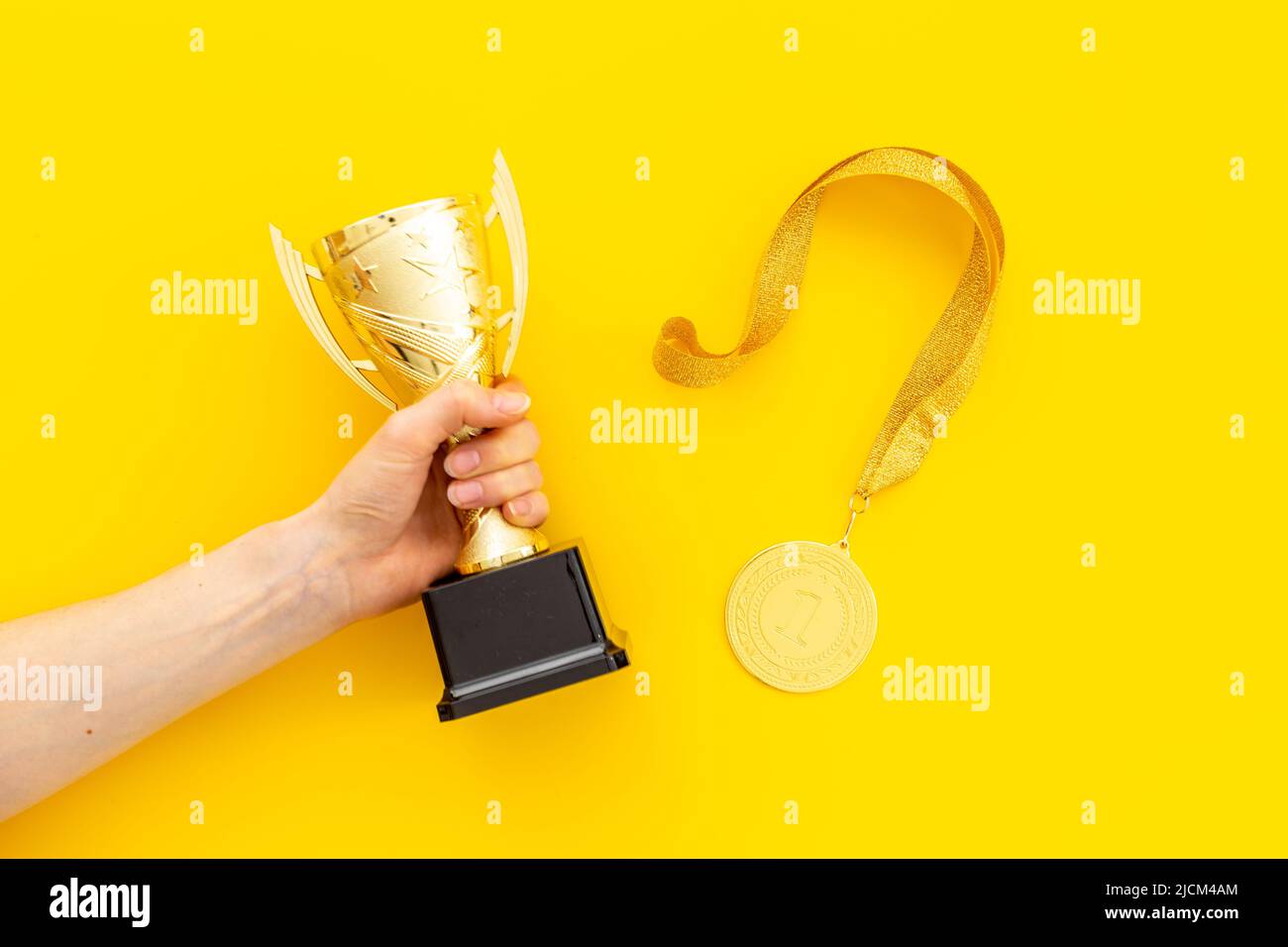 Le concept du gagnant avec la première place de la médaille d'or et la ... Le concept du gagnant avec la première place de la médaille d'or et la ...