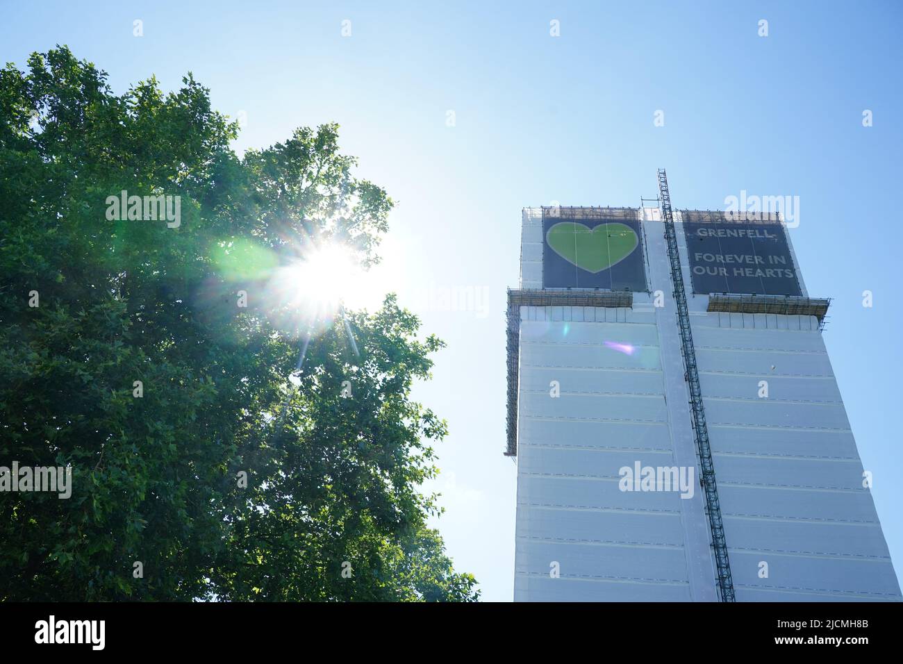 Une vue générale des vestiges de la tour Grenfell à Londres, en ...