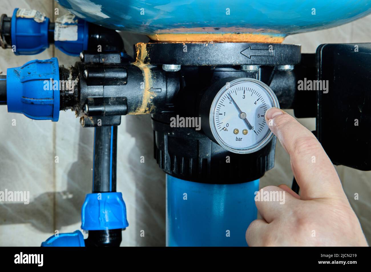 Système de commande automatique de la pompe à eau, le manomètre affiche ...