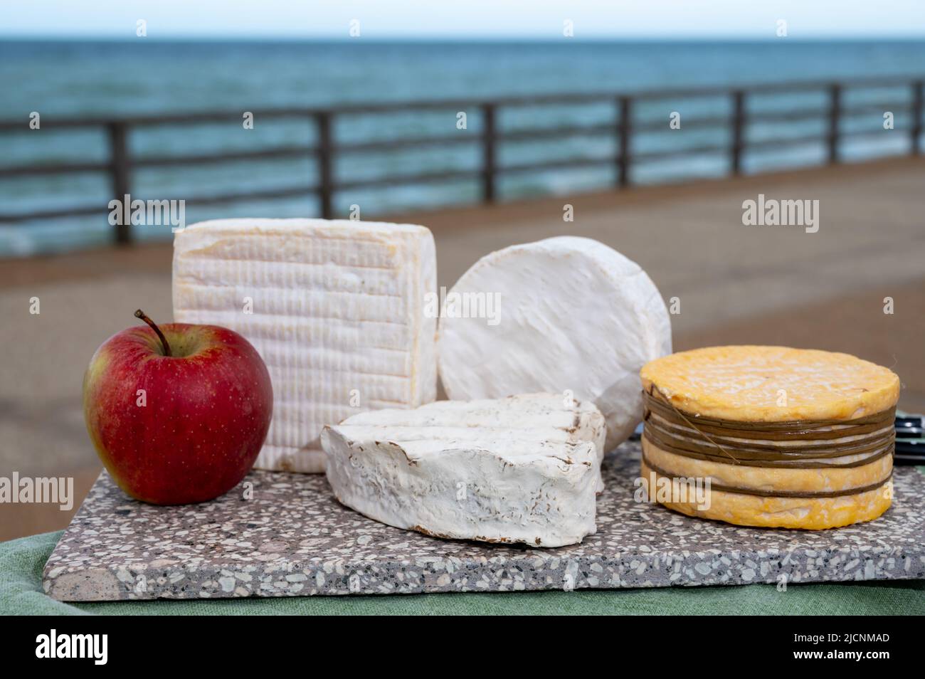 Quatre célèbres fromages de Normandie, carré pont l'eveque, fromage de ...