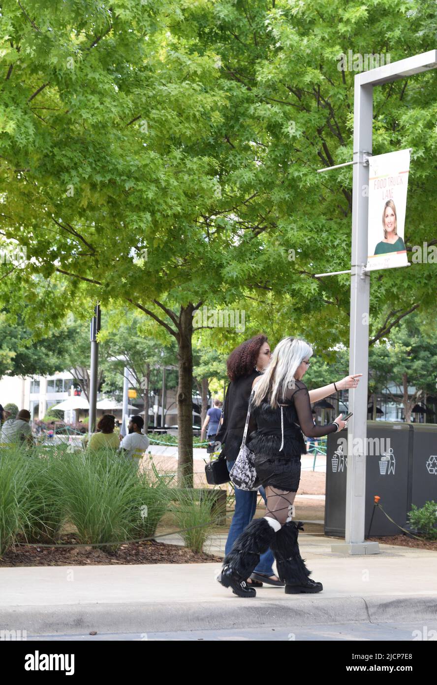 Woman wearing fishnet stockings Banque de photographies et d’images à ...