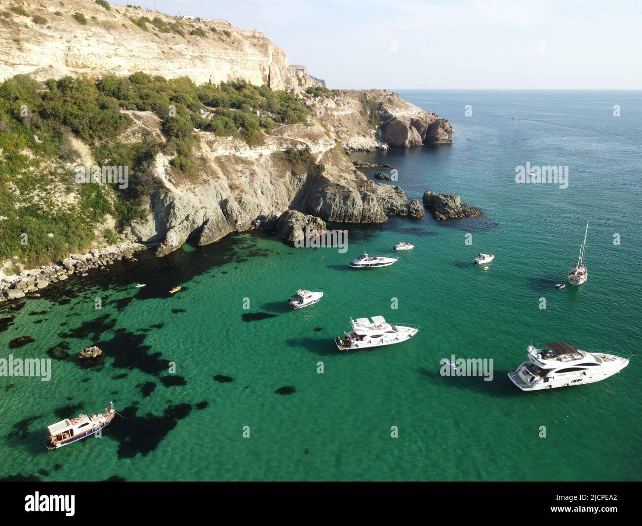 Vue panoramique aérienne sur les paysages marins avec mer azur et côtes ...