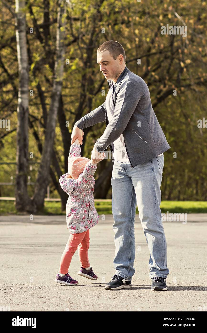 Papa Joue Avec Sa Fille Dans Larrière Cour Il Se Déroule Autour De