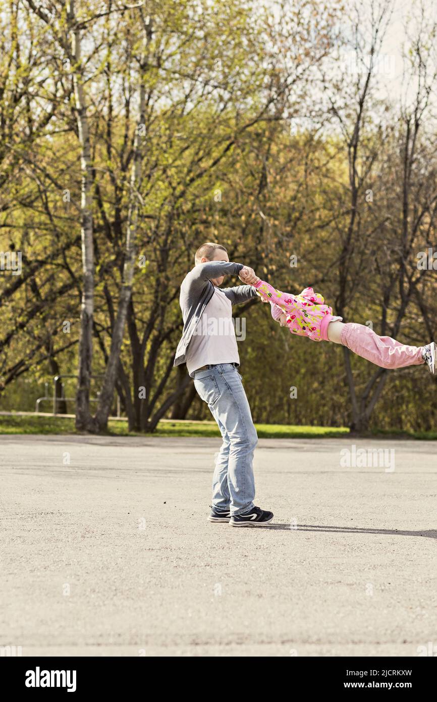 Papa Joue Avec Sa Fille Dans Larrière Cour Il Se Déroule Autour De