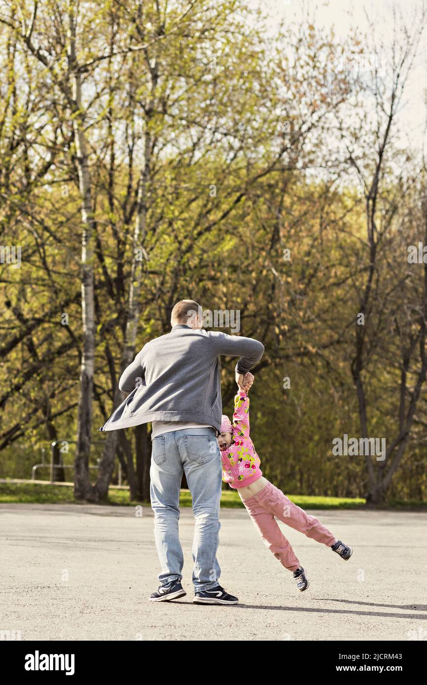 Papa Joue Avec Sa Fille Dans Larrière Cour Il Se Déroule Autour De