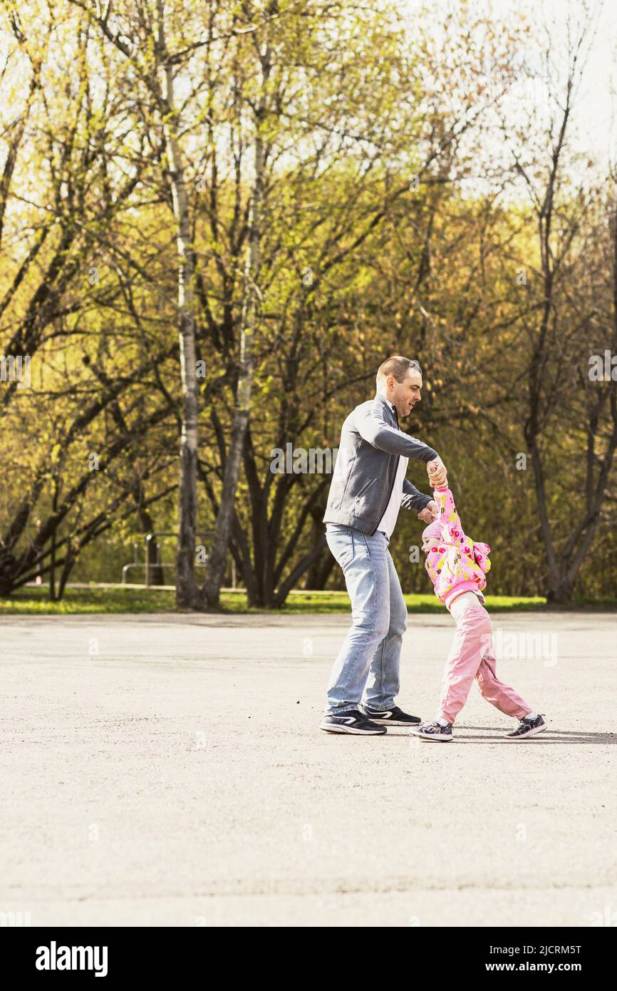 Papa Joue Avec Sa Fille Dans Larrière Cour Il Se Déroule Autour De