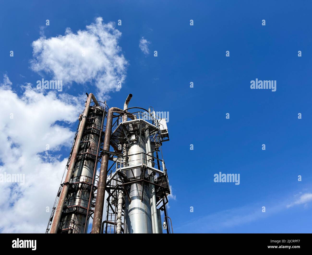 La principale colonne de distillation de pétrole et de produits ...