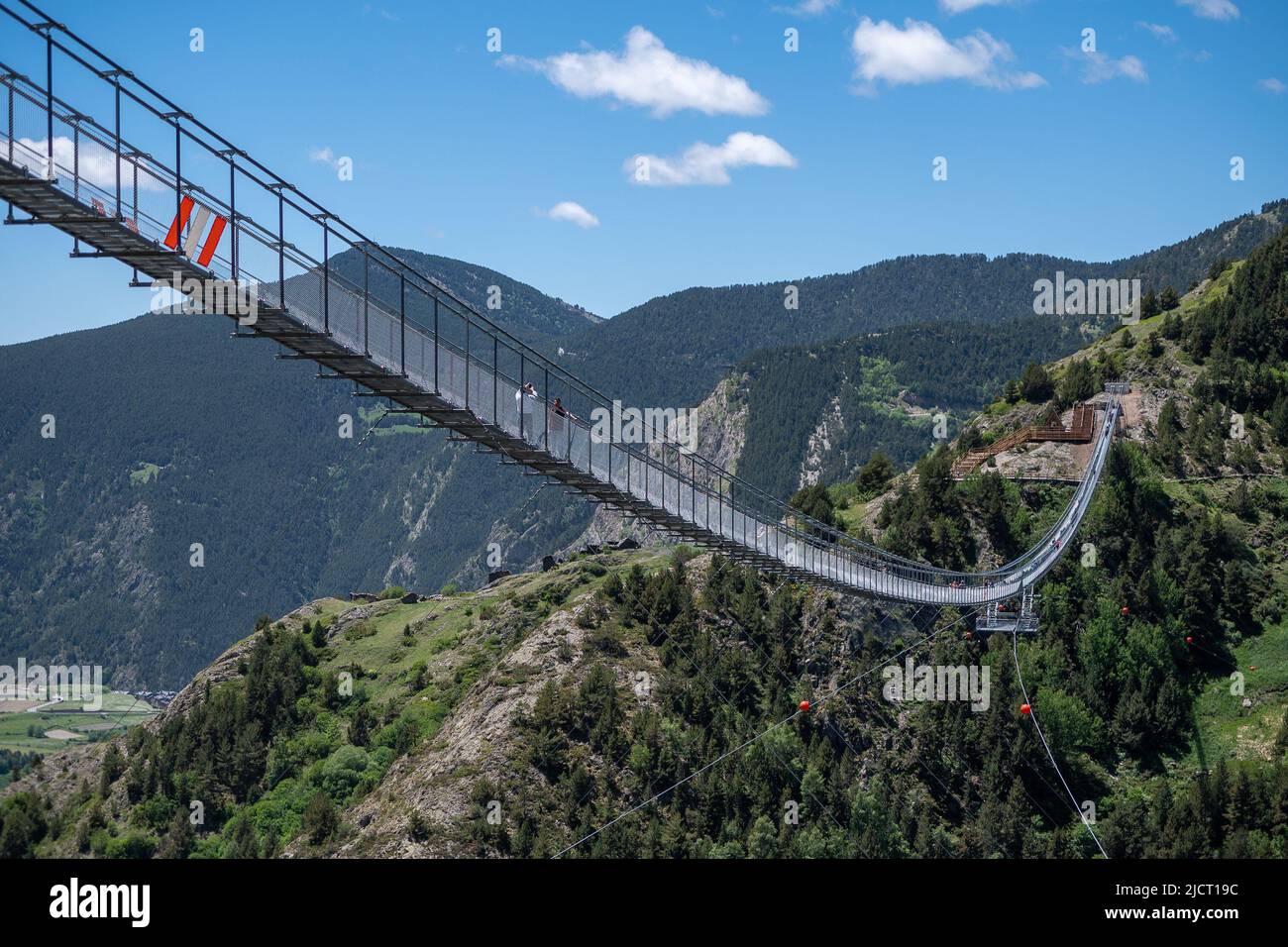 Canillo, Andorre. 2022 9 juin. Personnes marchant sur le plus long pont tibétain d'Europe, 600 ...