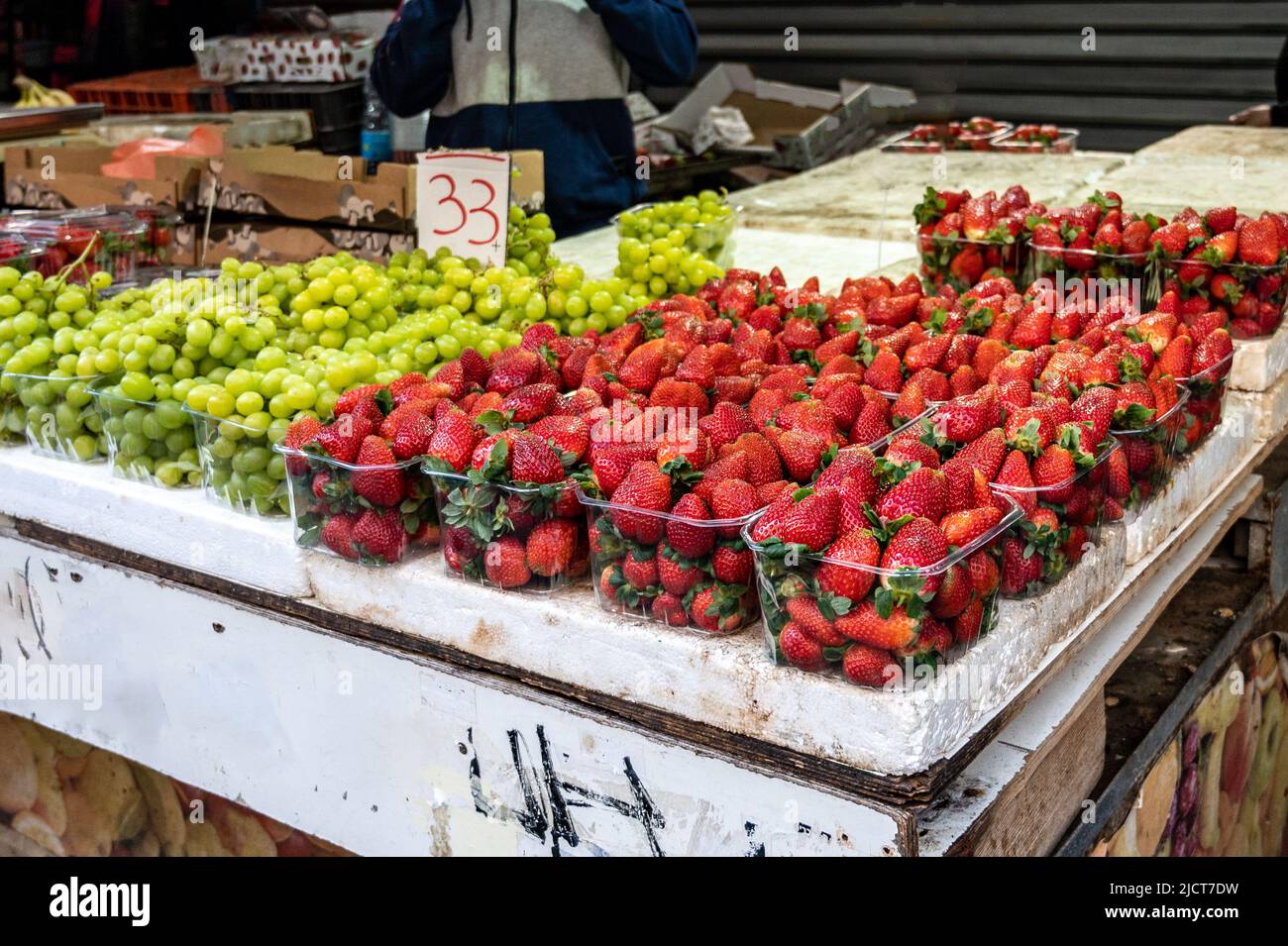 Vue de dessus de fraise dans les paniers, prêt à vendre dans le magasin ...
