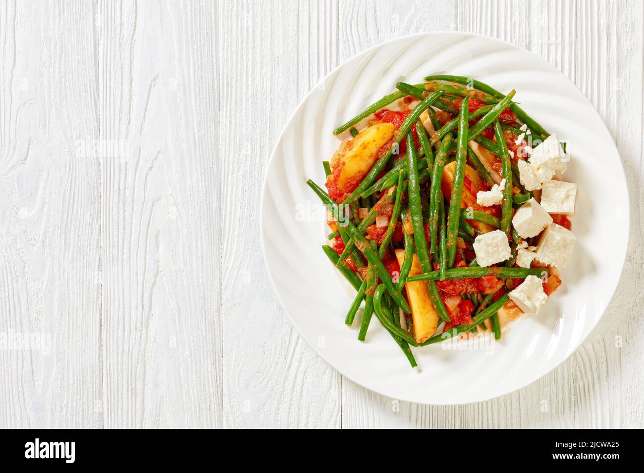 fasolakia lathera, haricots verts, oignons et pommes de terre cuits à la tomate, herbes et huile ...