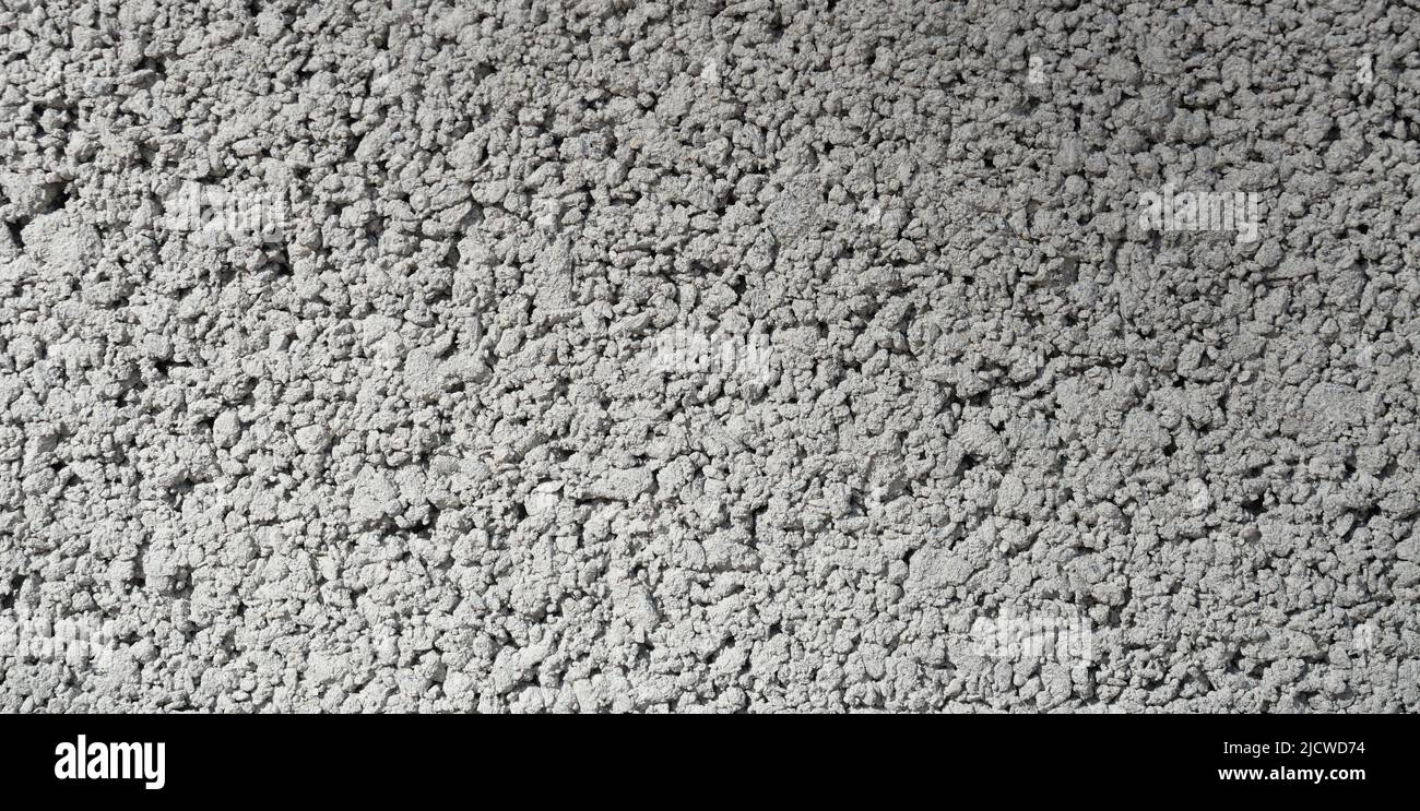 La texture rugueuse et poreuse du mur en béton gris, fond abstrait noir ...