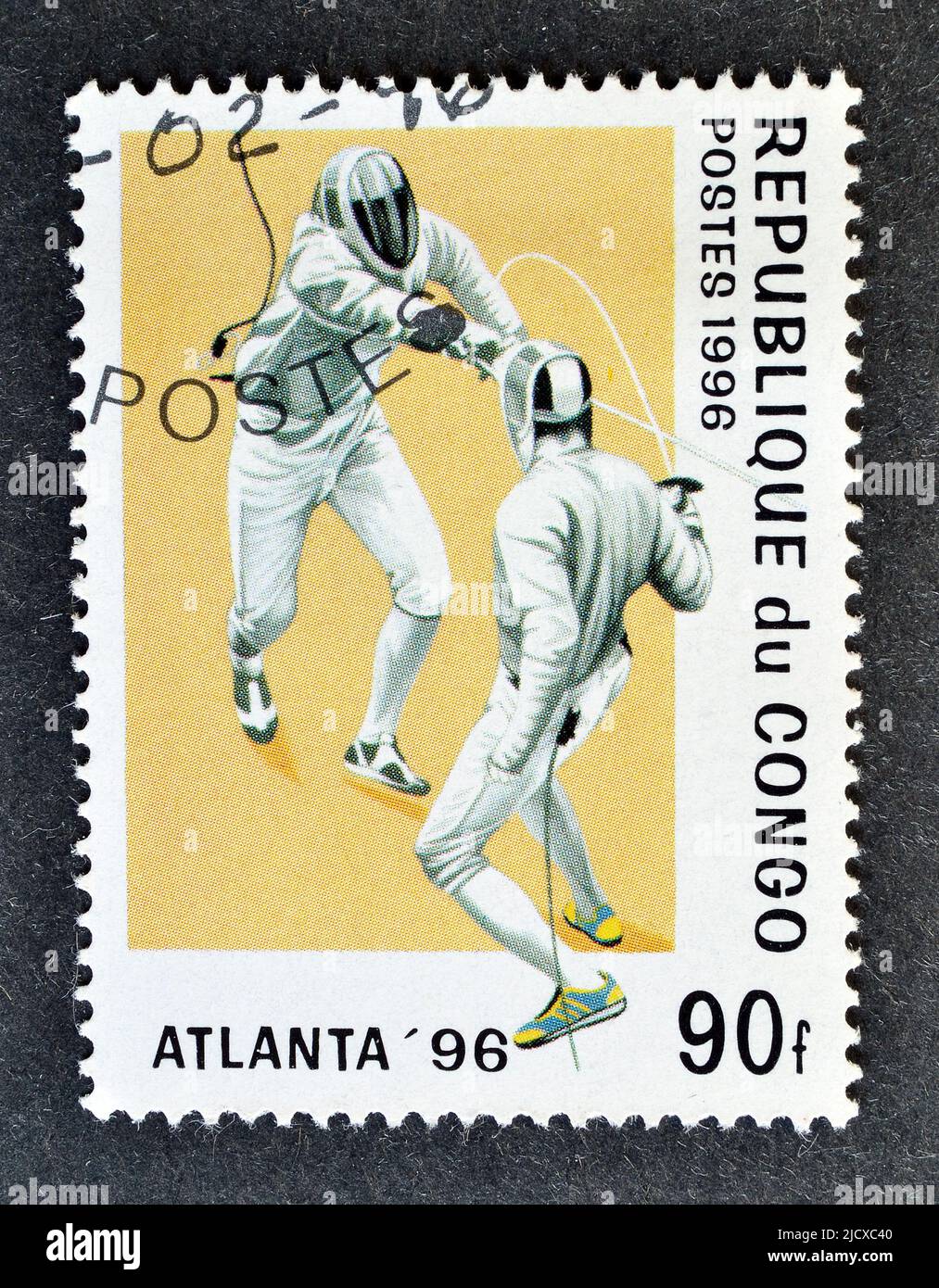 Timbre-poste annulé imprimé par le Congo, qui montre l'escrime, faisant ...