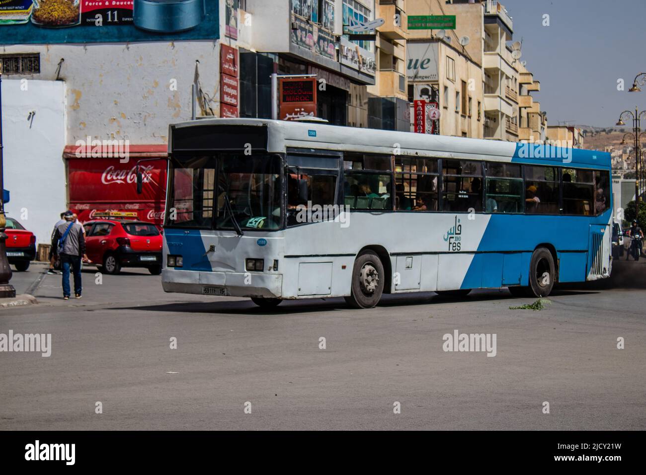 Fès, Maroc - 14 juin 2022 bus conduire dans les rues de Fès pendant l ...