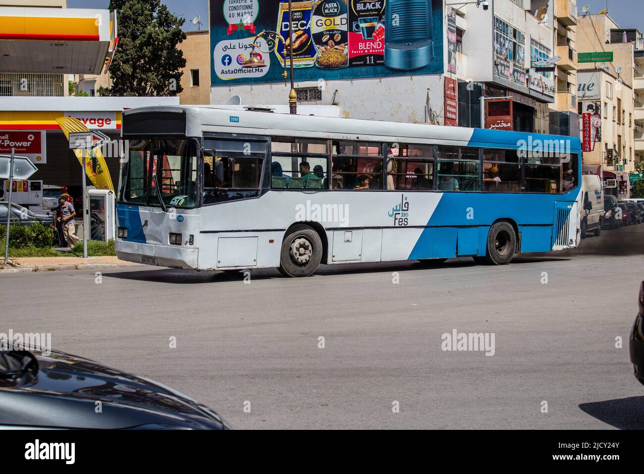 Fès, Maroc - 14 juin 2022 bus conduire dans les rues de Fès pendant l ...