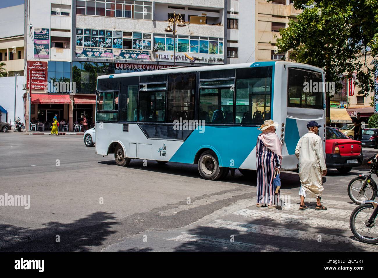 Fès, Maroc - 14 juin 2022 bus conduire dans les rues de Fès pendant l ...