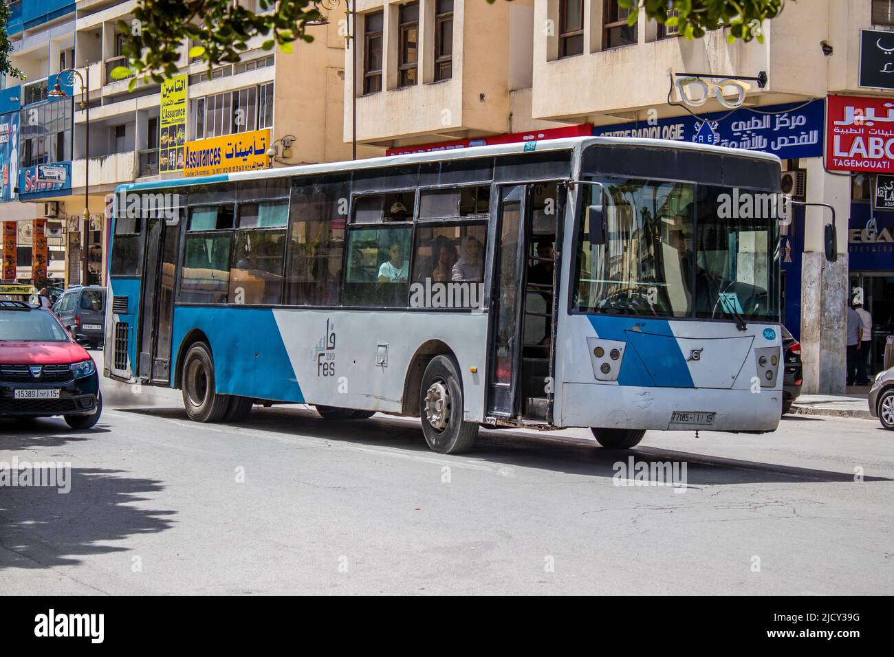 Fès, Maroc - 14 juin 2022 bus conduire dans les rues de Fès pendant l ...