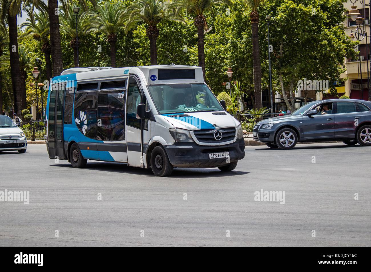 Fès, Maroc - 14 juin 2022 bus conduire dans les rues de Fès pendant l ...