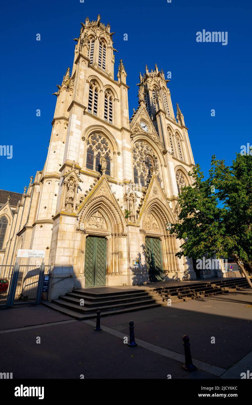 L'église Saint-Léon IX a été construite de 1860 à 1877 par l'architecte ...