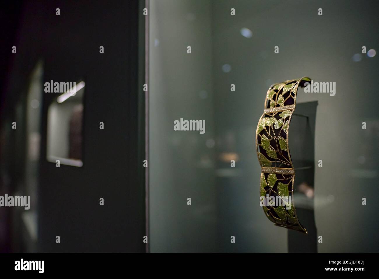 Du 16 juin au 4 septembre 2022, Chaumet invite à découvrir la beauté botanique avec l'aide des ...