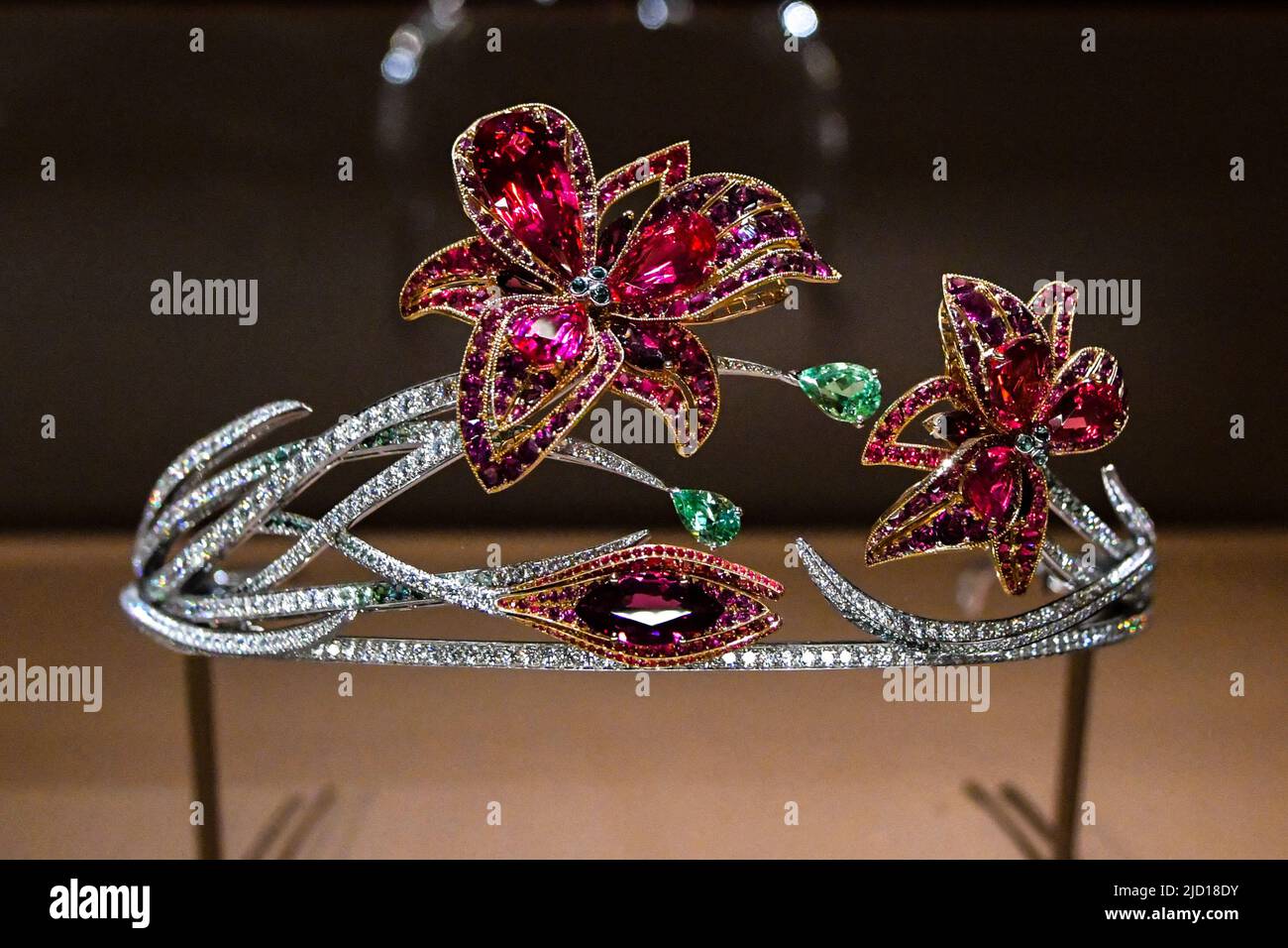 Du 16 juin au 4 septembre 2022, Chaumet invite à découvrir la beauté botanique avec l'aide des ...