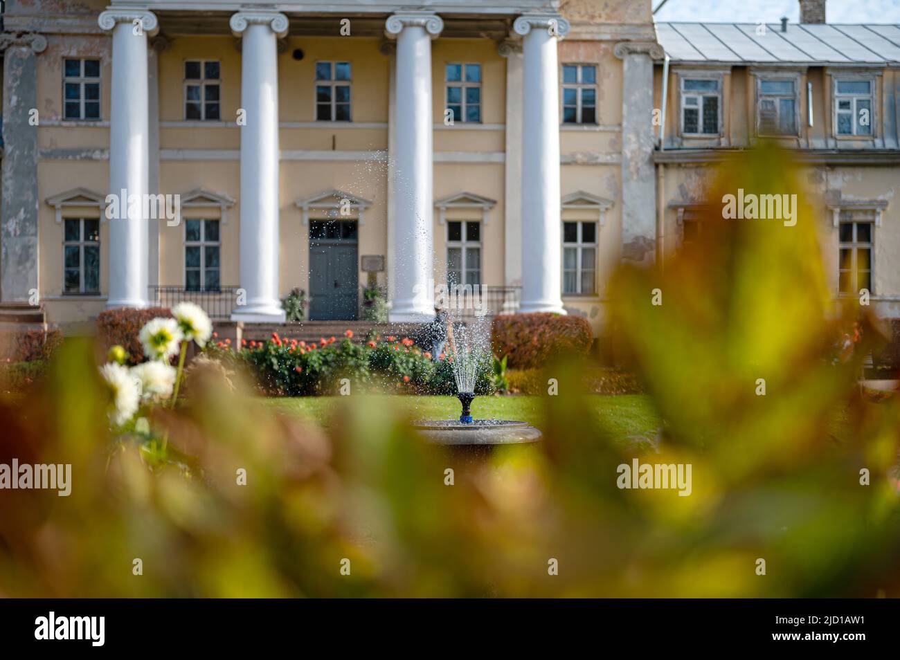 Le manoir de Krimulda ou le château et le jardin avec une fontaine dans ...