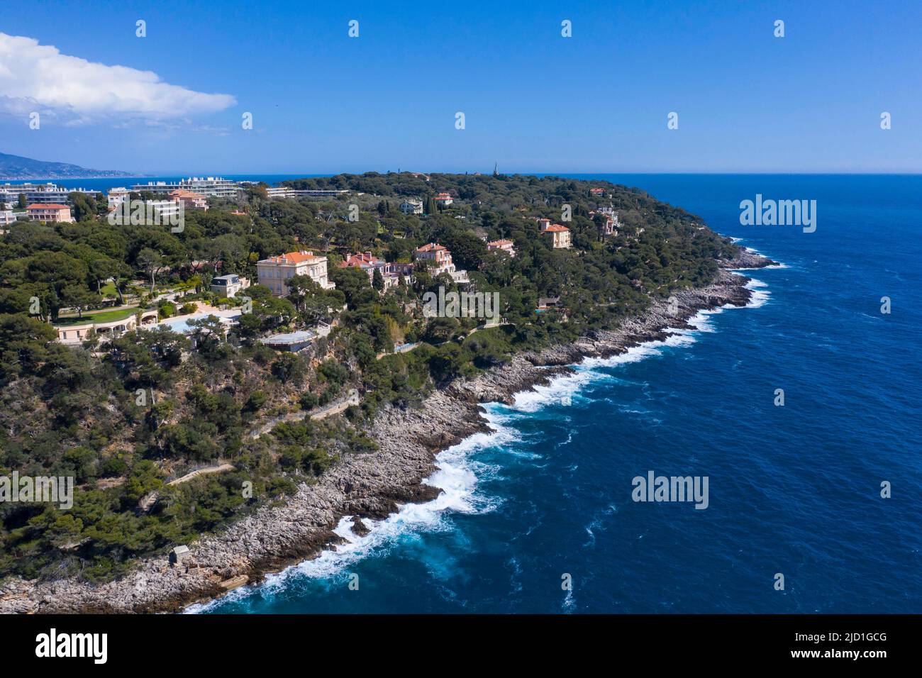 Vue aérienne du domaine Villa Del Mare au Cap Martin avec piscine et ...