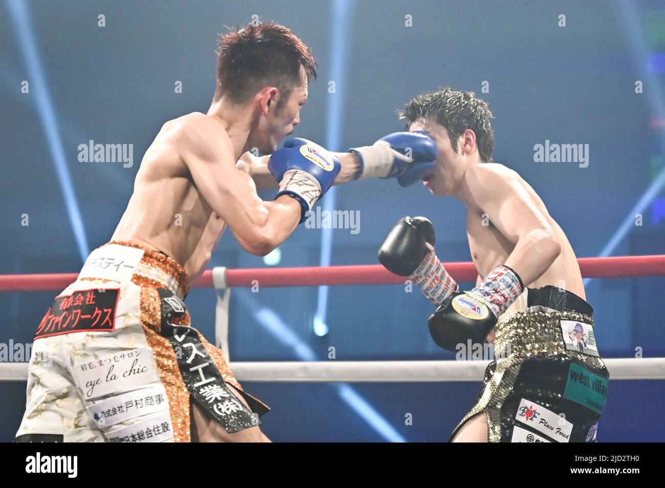 Reiya Abe (gants bleus) et Hinata Maruta (gants noirs) se disputent ...