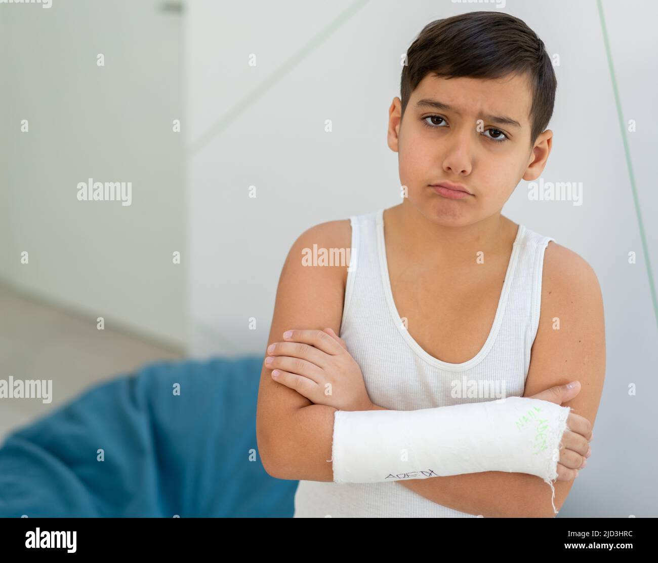 Garçon Garde Le Bras Cassé Dans Le Gypse Le Bras De Plâtre Accident à