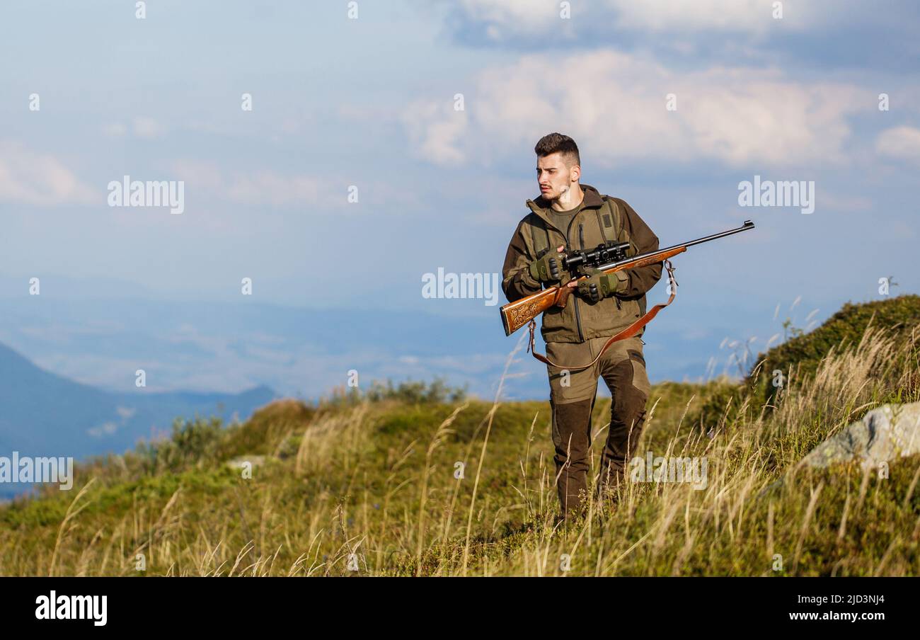 Chasse fusil de chasse. Chasseur. Période de chasse. Homme avec un ...