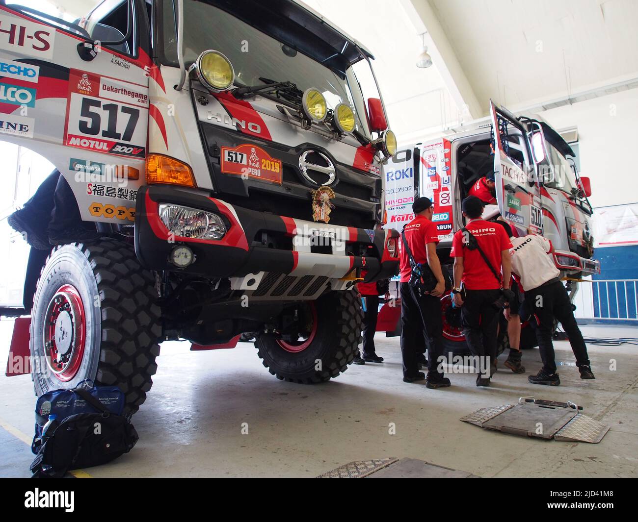 Hino Truck N° 517 de Hino Team Sugawara du Japon passant le scrutateur ...