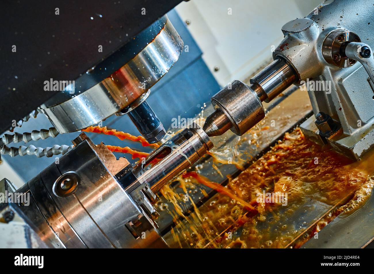 La machine à tourner fonctionne avec une pièce métallique dans l ...