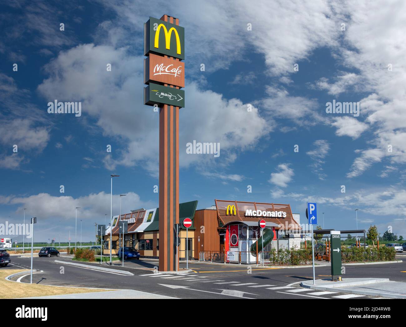 Mcdrive sign with mcdonalds logo Banque de photographies et d’images à ...