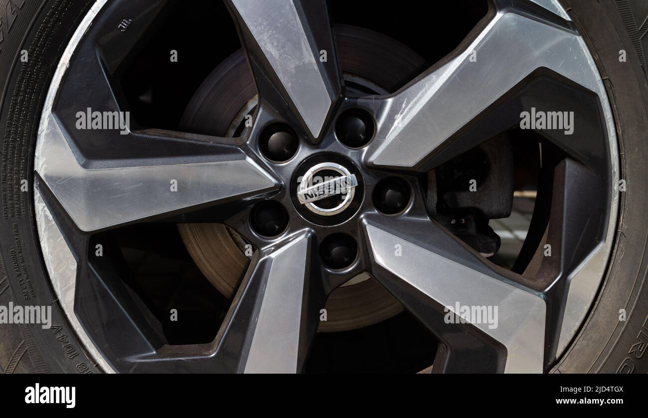 Nissan logo sign Banque de photographies et d’images à haute résolution ...