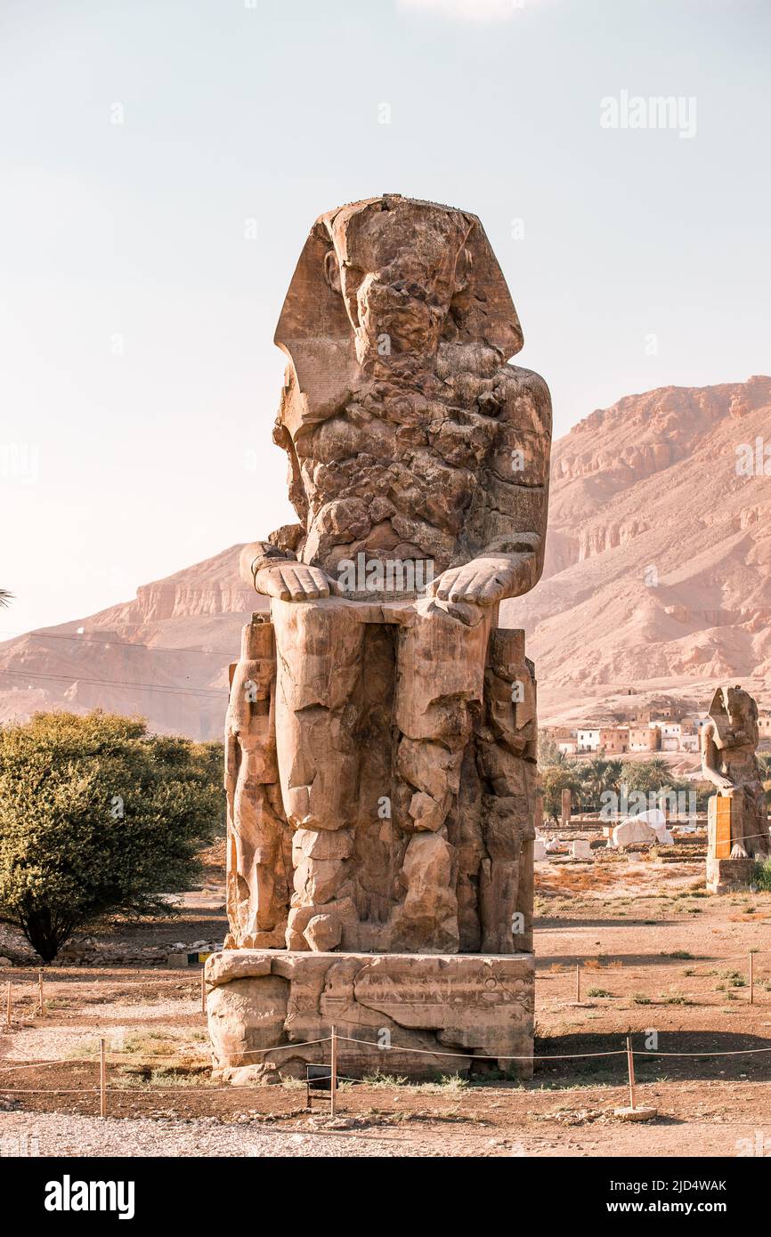 Ancienne statue de pharaon en pierre de Memnon au colosse égyptien de ...