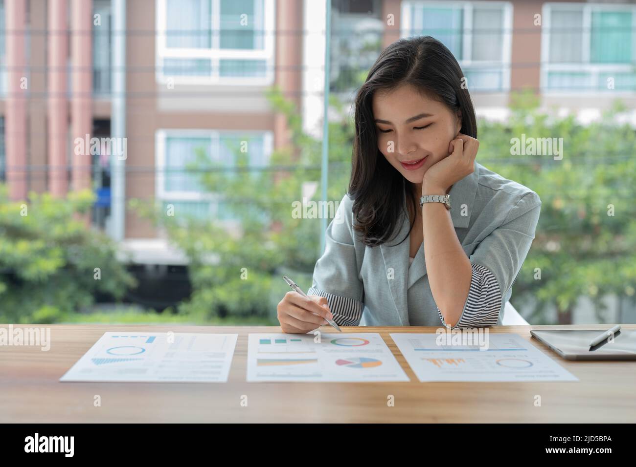 comptable qui vérifie les documents du service comptable pour analyser ...