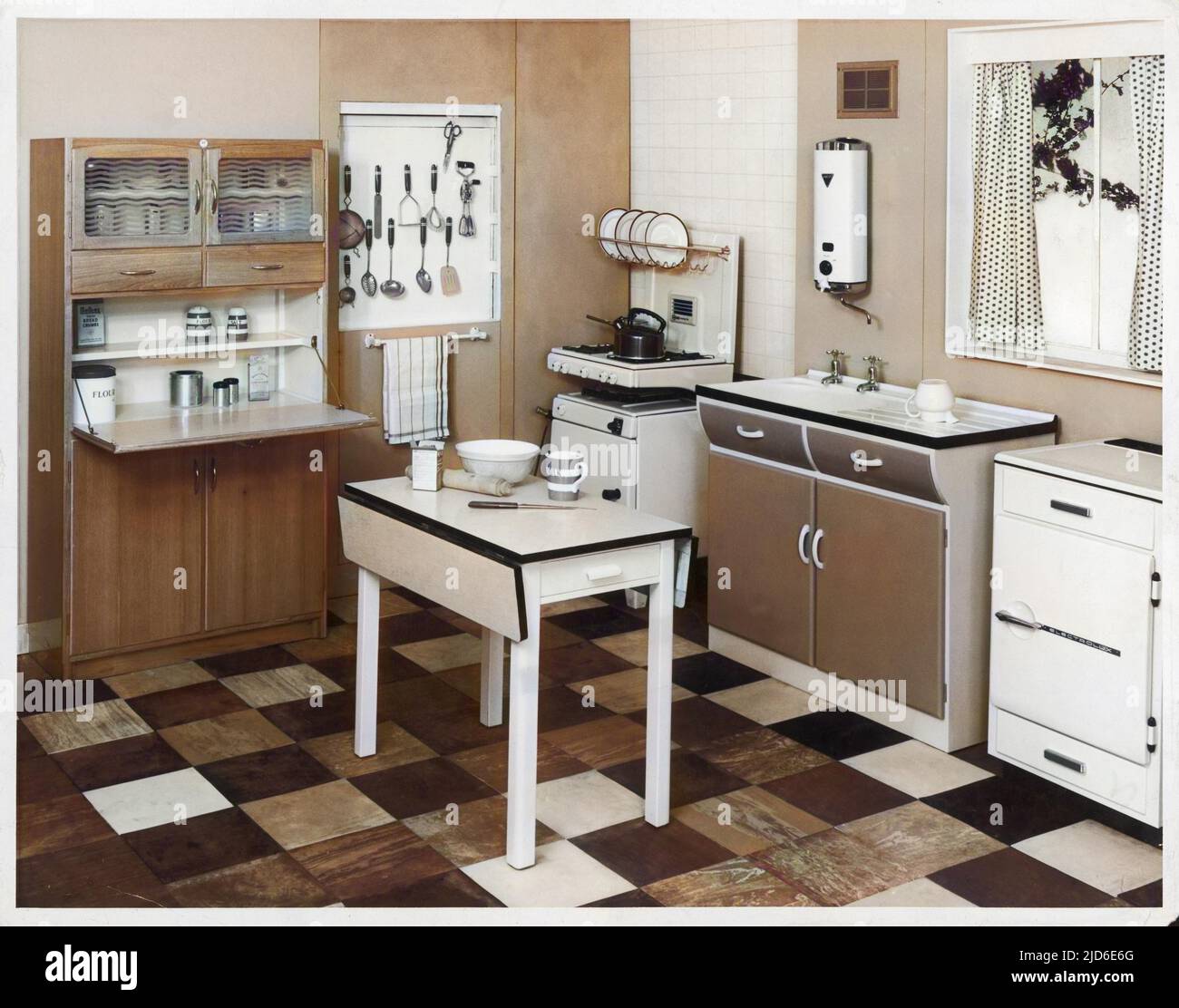 Une cuisine classique, avec une commode, table pliante, cuisinière à ...