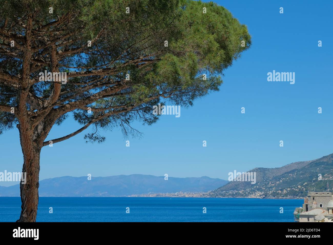 Mer Ligurienne au large de la côte de Camogli, en Italie, entourée de ...