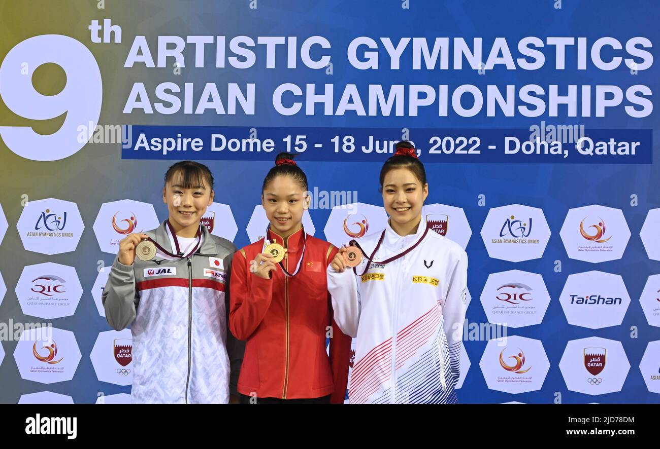 Doha, Miyata Shoko (L) du Japon et la médaillée de bronze Lee Yunseo de Corée du Sud assistent à ...
