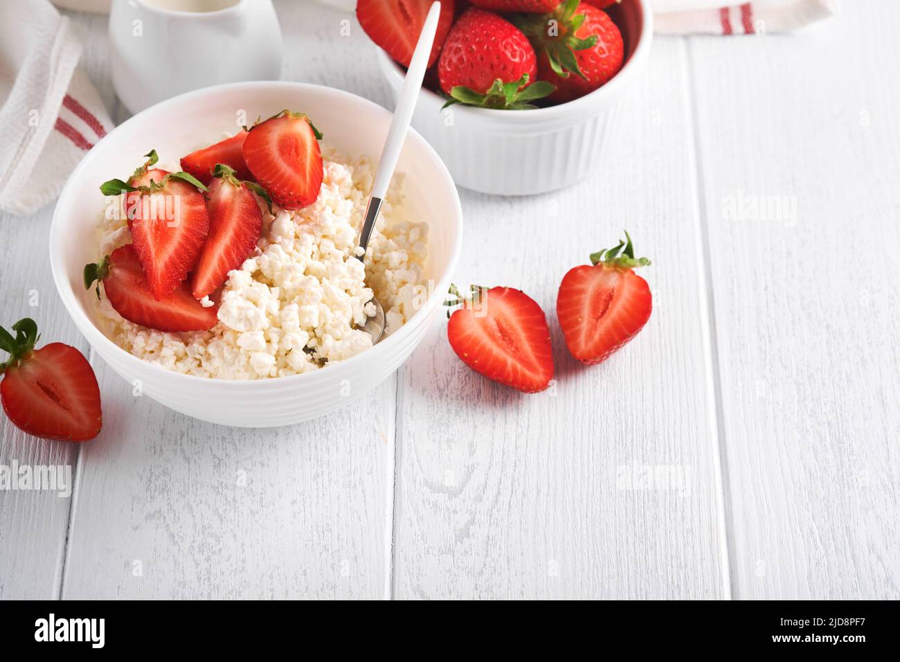 Fromage cottage avec fraises. Petit déjeuner au fromage cottage avec ...