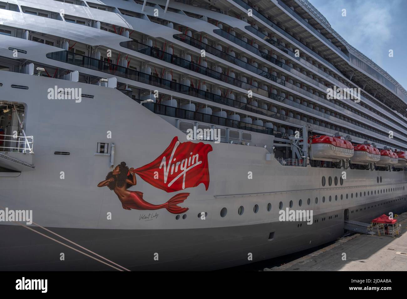 Le bateau de croisière de Virgin, Valiant Lady, est vu ancré dans le ...