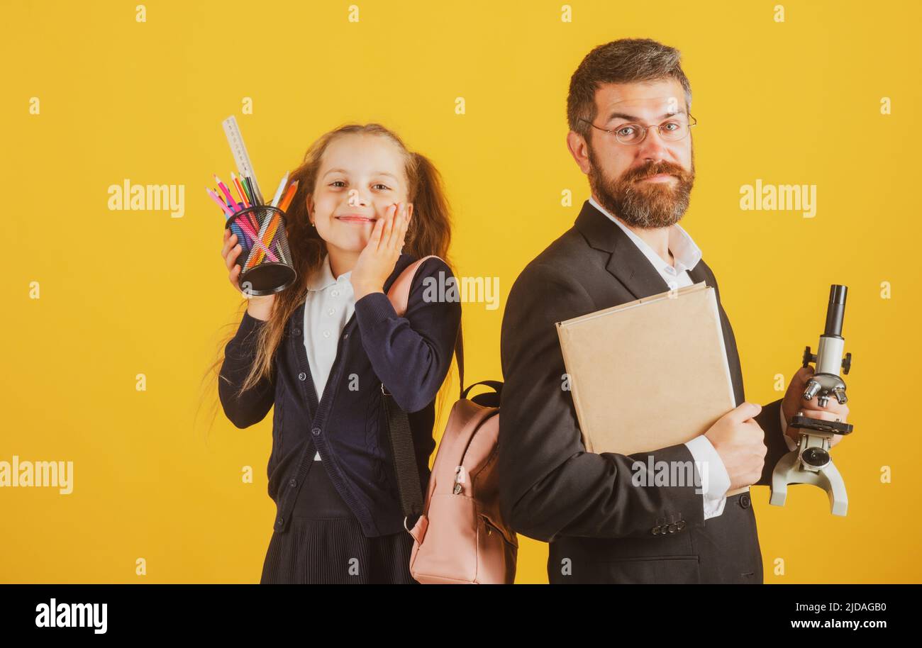Écolière en uniforme scolaire et professeur s'amusant en studio ...