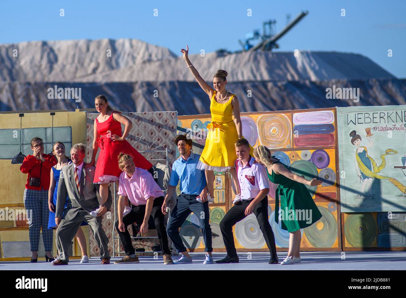 PRODUCTION - 16 juin 2022, Saxe-Anhalt, Zielitz: Franziska Brinck (l-r ...