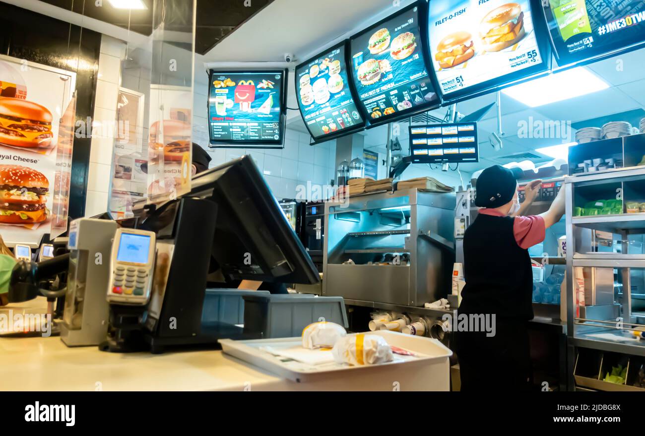 Le stand McDonald's de commande et de caisse à Casa-Port, Casablanca ...
