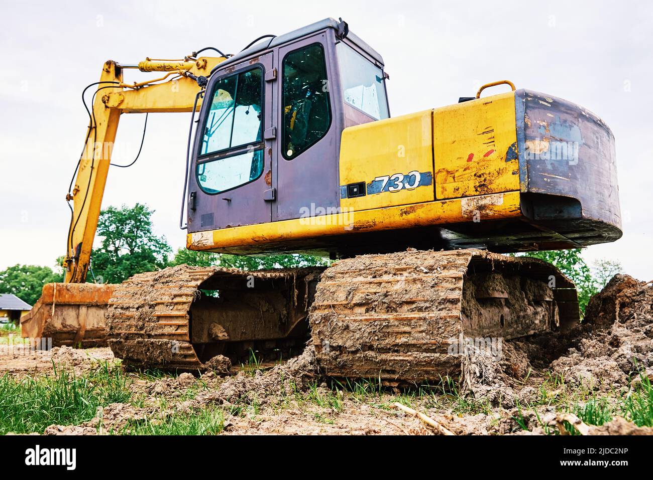 Pelle hydraulique jaune sur chantier, machine de construction lourde ...